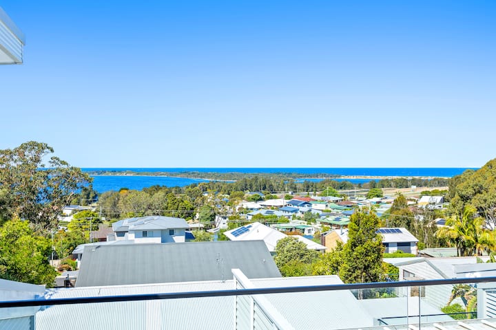 Riviera Retreat –Sleeps 9, Spectacular Ocean Views - Tuross Head