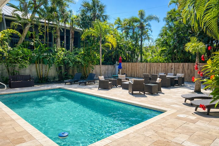 Luxury Lido Key Getaway On St. Armands Circle - Sarasota, FL