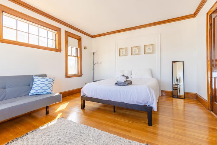 Private Large Sunny Room #B (Newly Listed) - Boston, MA