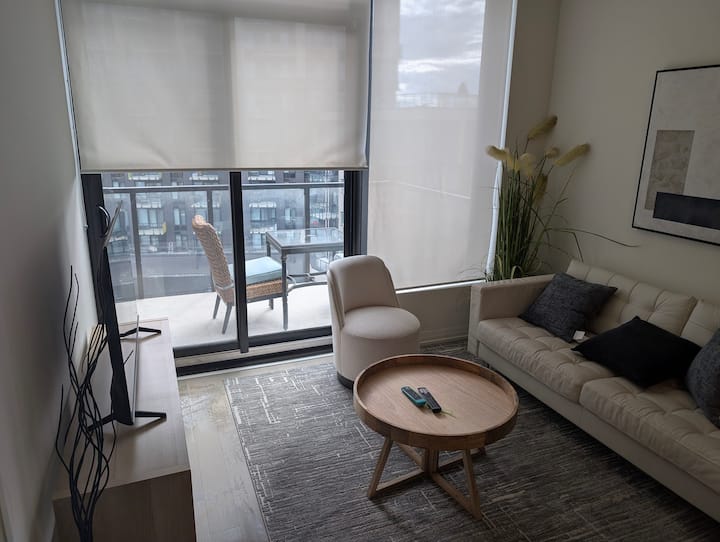 Stylish 2‑bedroom + Den Oasis In Prime Location - Oakville