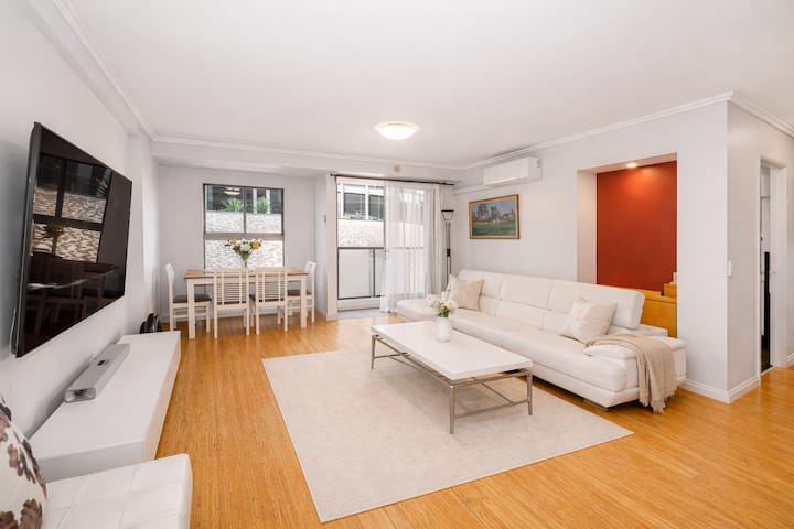 Central City Apartment | Parking, Pool & Balcony - Brisbane