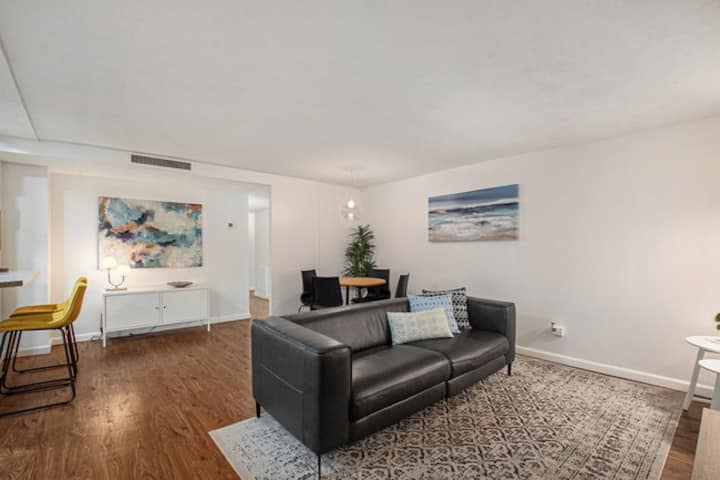 Stylish Blackstone Condo | Prime Omaha Location - Omaha, NE