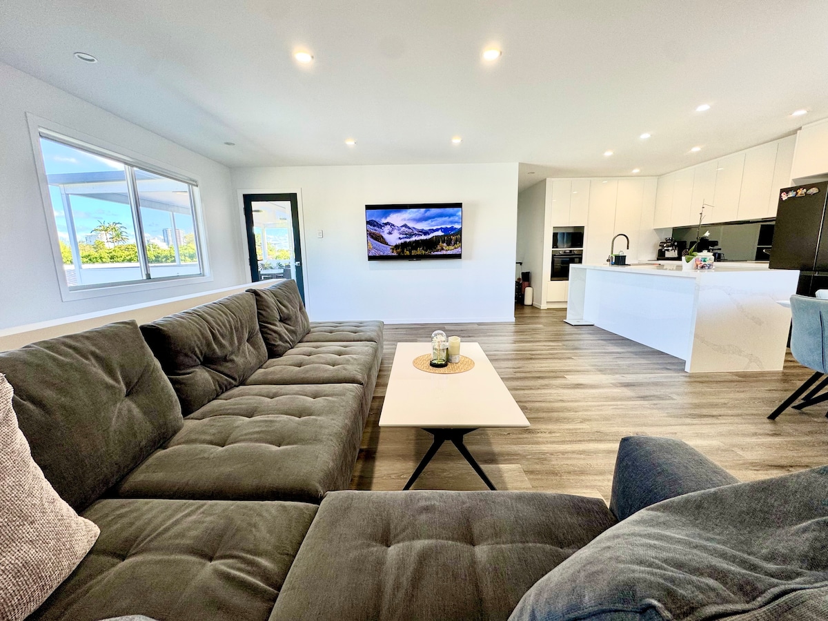 Moderna casa de 2 dormitorios • Labrador • Asador y comedor al aire ...