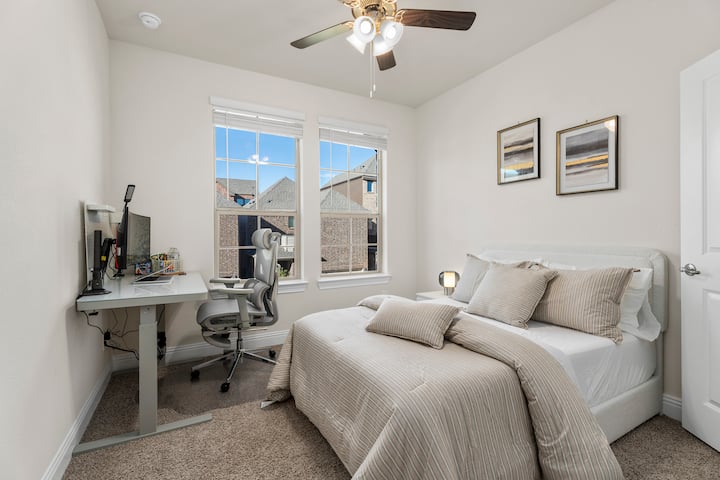 Modern Private Room With Dedicated Workspace #B - Plano, TX