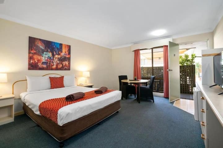 Motel Room With Queen Bed - Wagga Wagga