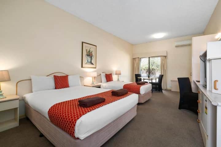 Motel Room With 1 Queen And 1 Single Bed - Wagga Wagga