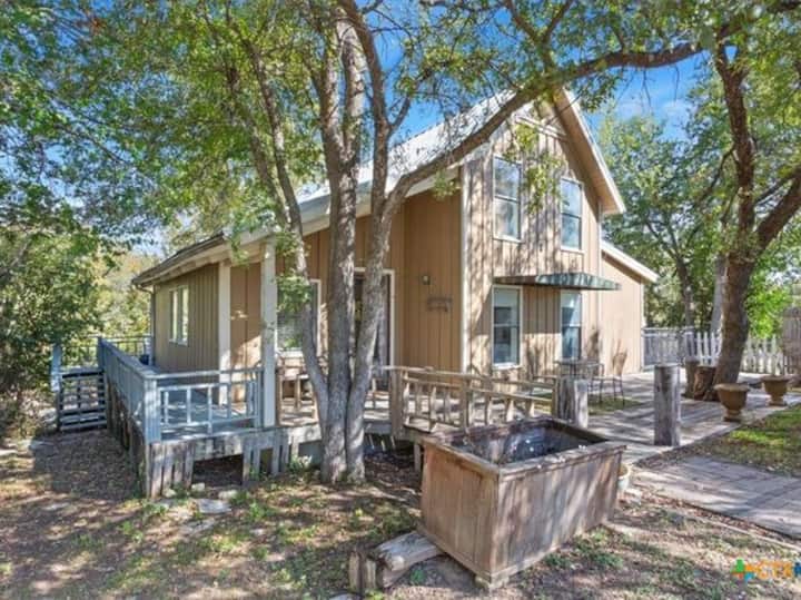 Rock Creek Cottage / Artful Lodger Dtown Salado - Salado, TX
