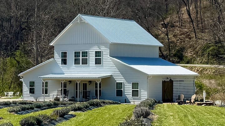 Smoky Mountain Lavender & Berry Farmhouse Cabin - Sylva, NC
