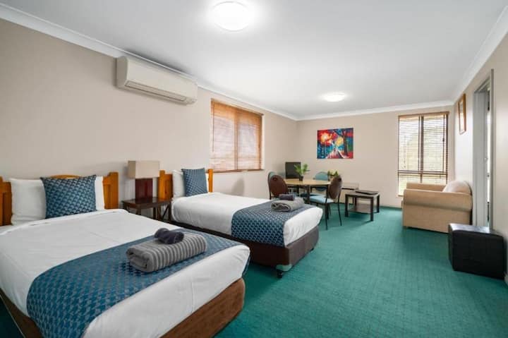 Motel: Family Suite - 1 Queen And 2 Single Beds - Wagga Wagga