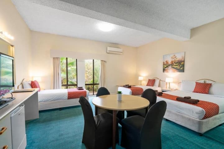 Motel Room With 1 Queen And 2 Single Beds - Wagga Wagga