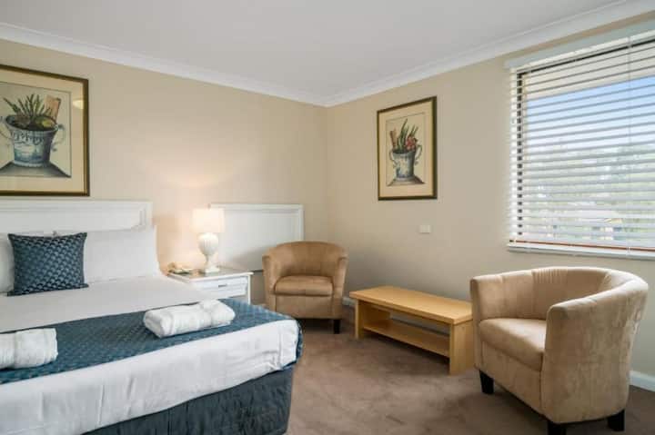 Motel Deluxe Room With Queen Bed - Wagga Wagga