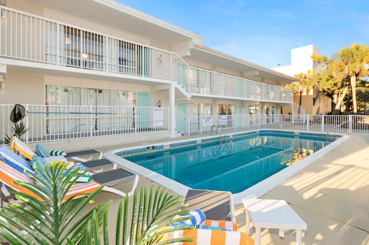 Modern 1q Studio • Beachside • Free Parking • Pool - Myrtle Beach, SC