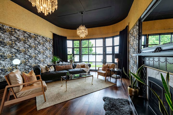 The Deco Retreat – Pearl Room (Ensuite & Lounge) -