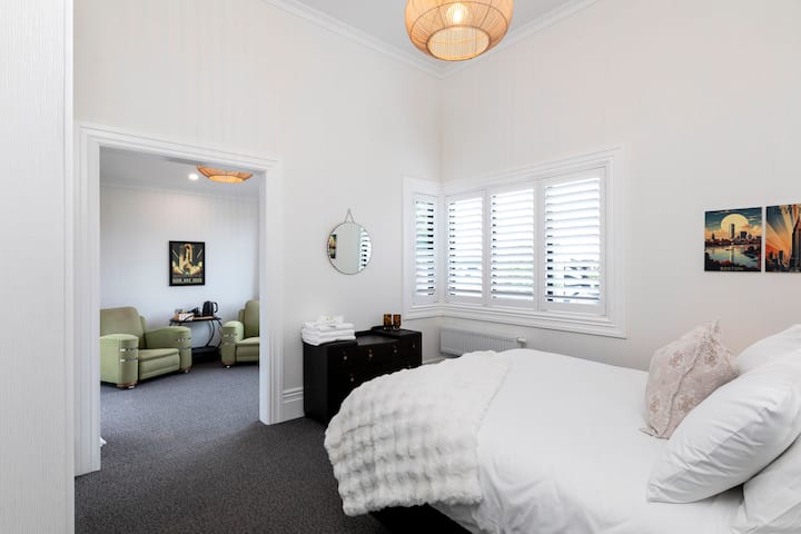 The Deco Retreat – Pearl Room (Ensuite & Lounge) - Hāwera