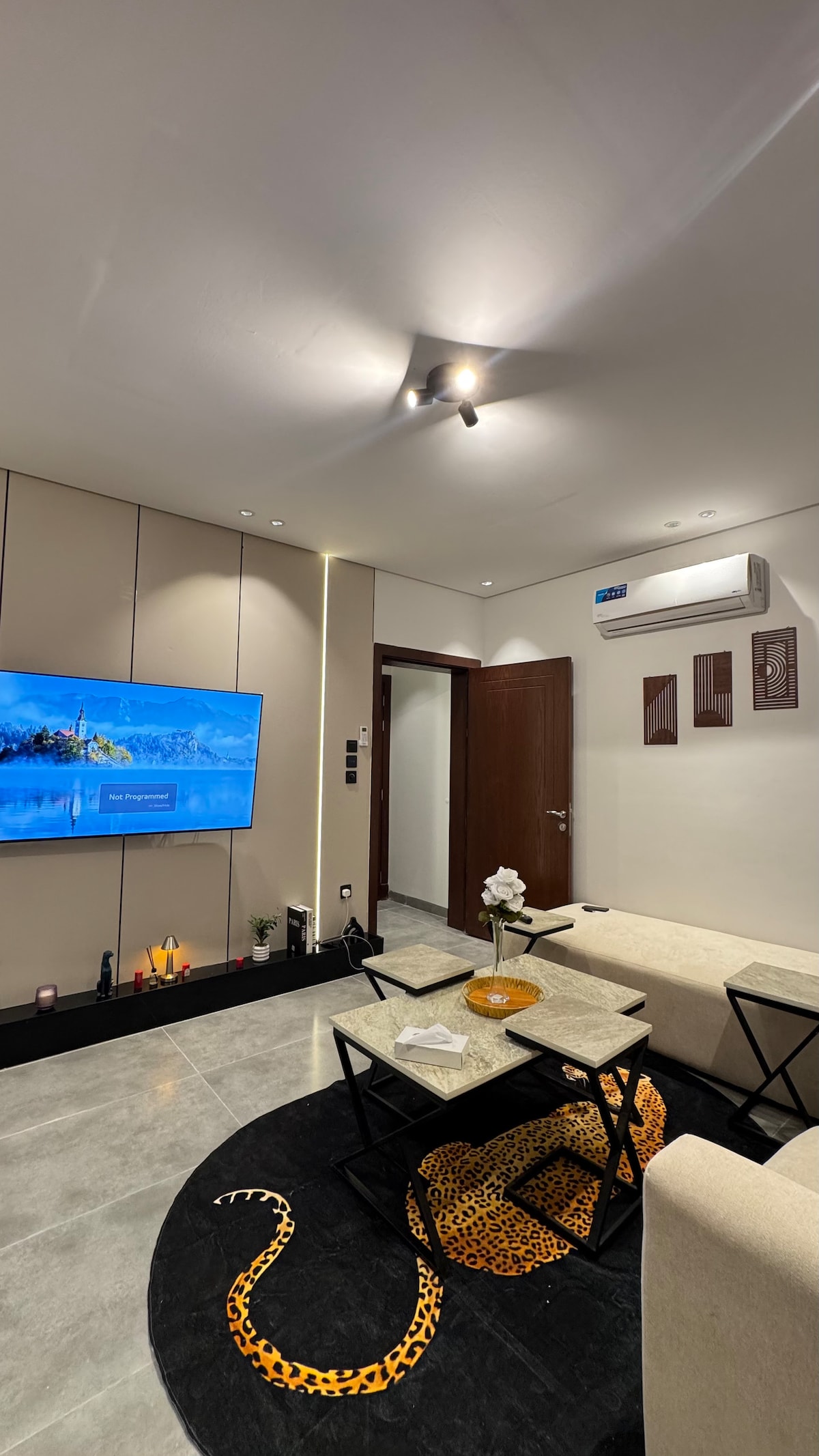 Luxury apartment with bold tiger design – an unforgettable stay ...