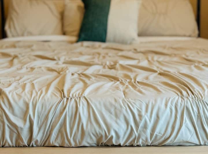 Unique Sun-kissed Hollywood Studio | Free Parking - Koreatown - Los Angeles