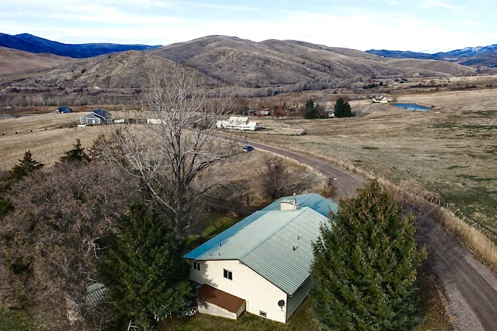 Teason Hollow Farmhouse | Peaceful Rural Getaway - Preston, ID