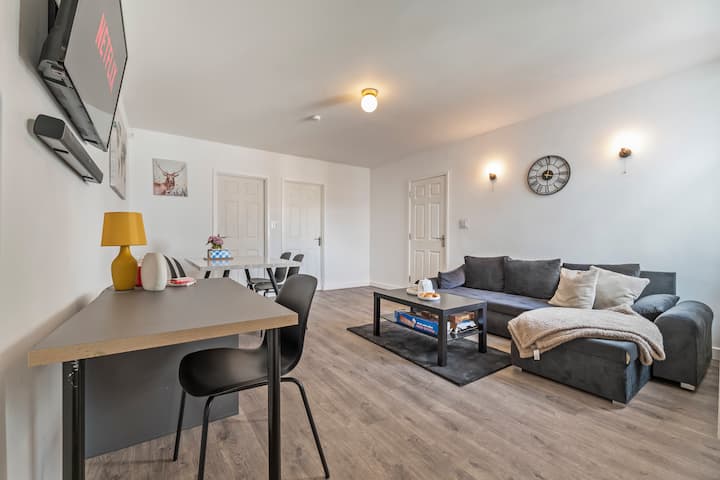 Spacious 4br Coventry House | Sleeps 9 - Coventry