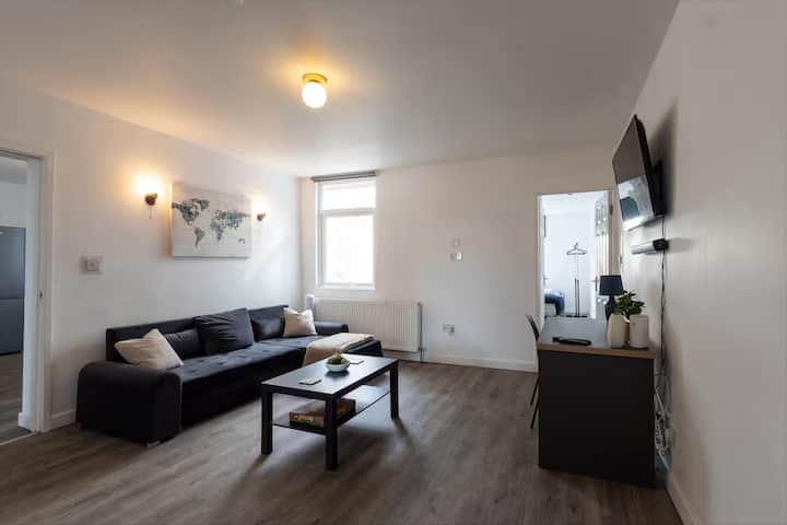 Spacious 4-bedroom | Sleeps 9 | Coventry Centre - Coventry