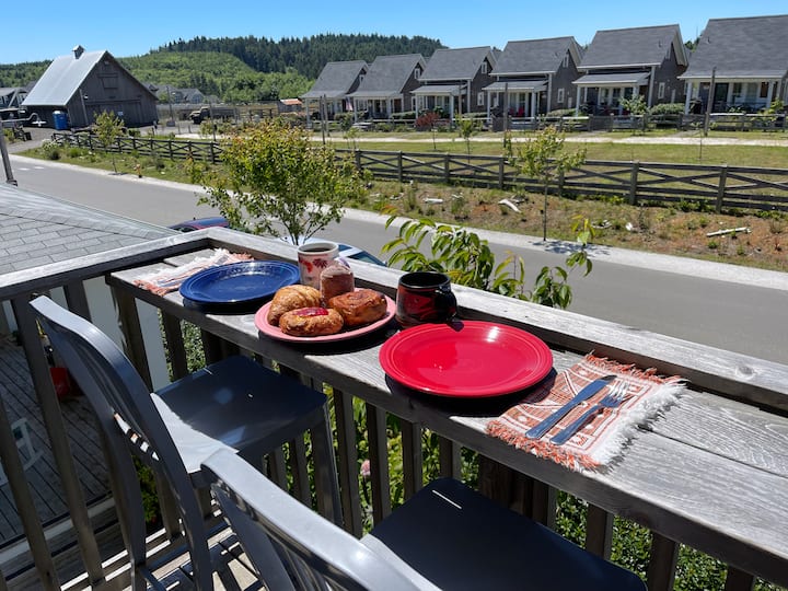 Deck View + Sunset, Walk To Towncenter & Beach - Pacific Beach, WA