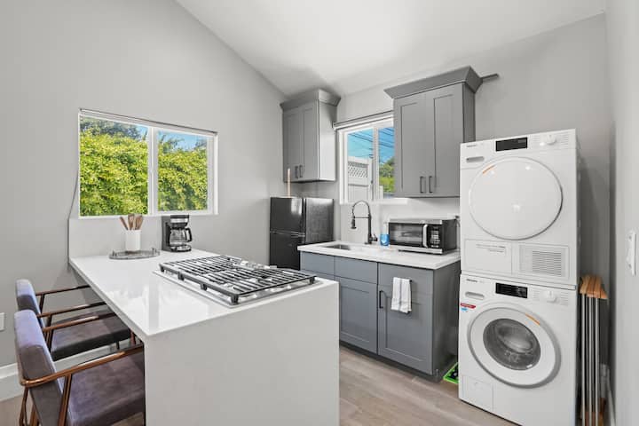 La Private Guesthouse | Pet Friendly - Culver City