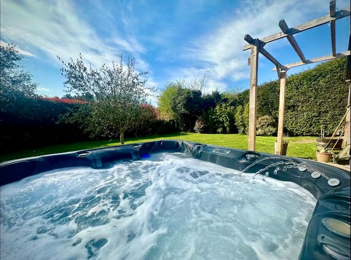 Hot Tub & Cinema Retreat | Championship Golf - レッドヒルズ