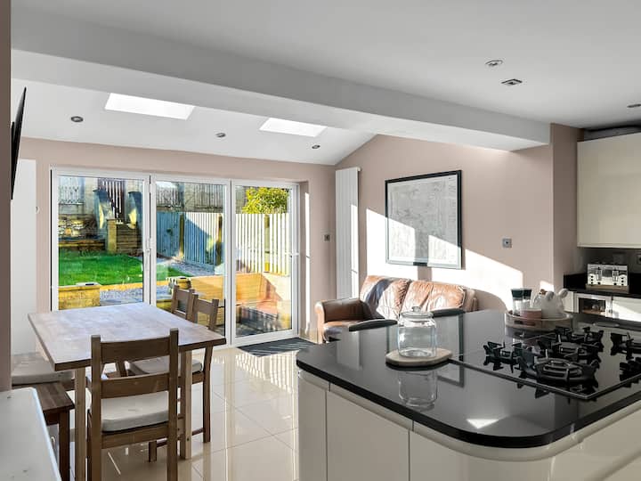 Large 5-bed Contractor Base | Parking | Nr Airport - Leeds