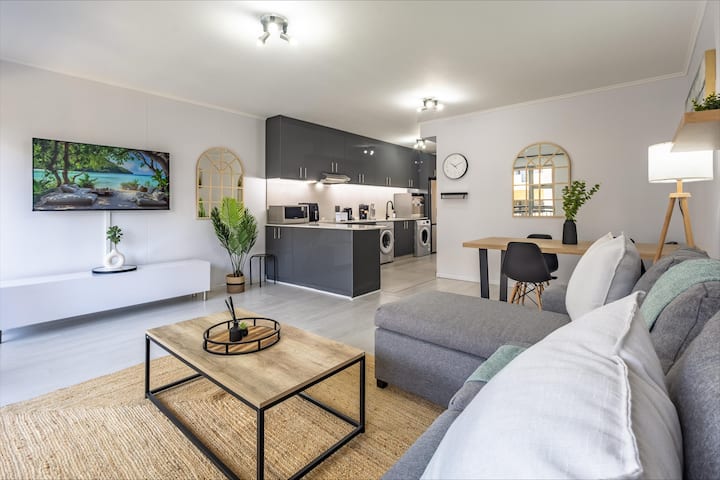 Modern Umhlanga 1-bed | Balcony + Secure Parking - Umhlanga