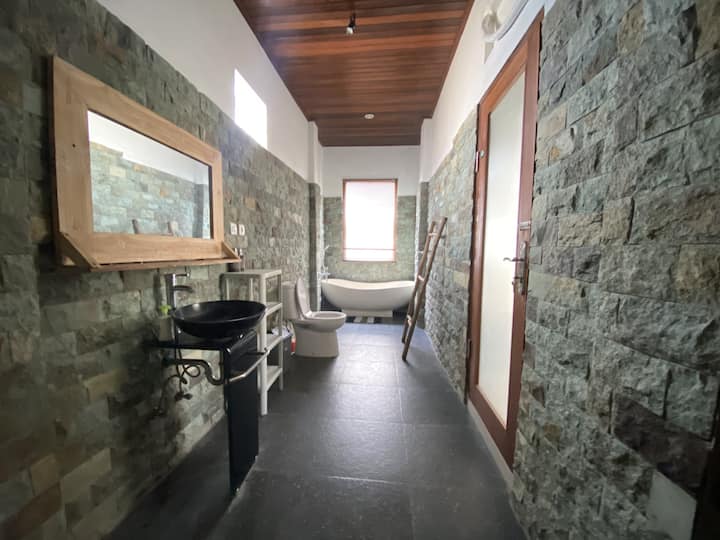 Upstairs Apartment With A Bathub - Australia