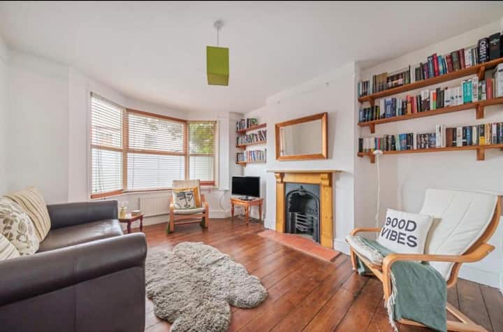 A Victoria Home At Guildford Centre - Shere