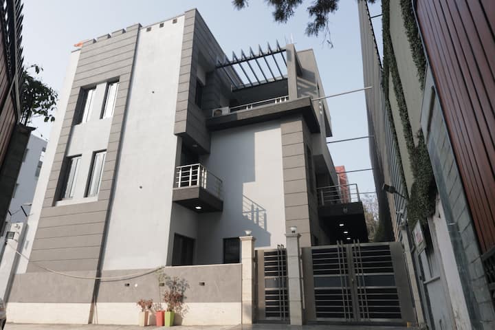 Luxury 5br Villa | Prime Location | Bathtub - Yeni Delhi