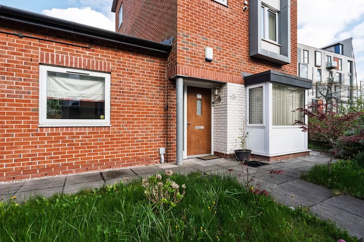 Spacious 4br Home | Etihad & Co-op Live | Cinema - Manchester