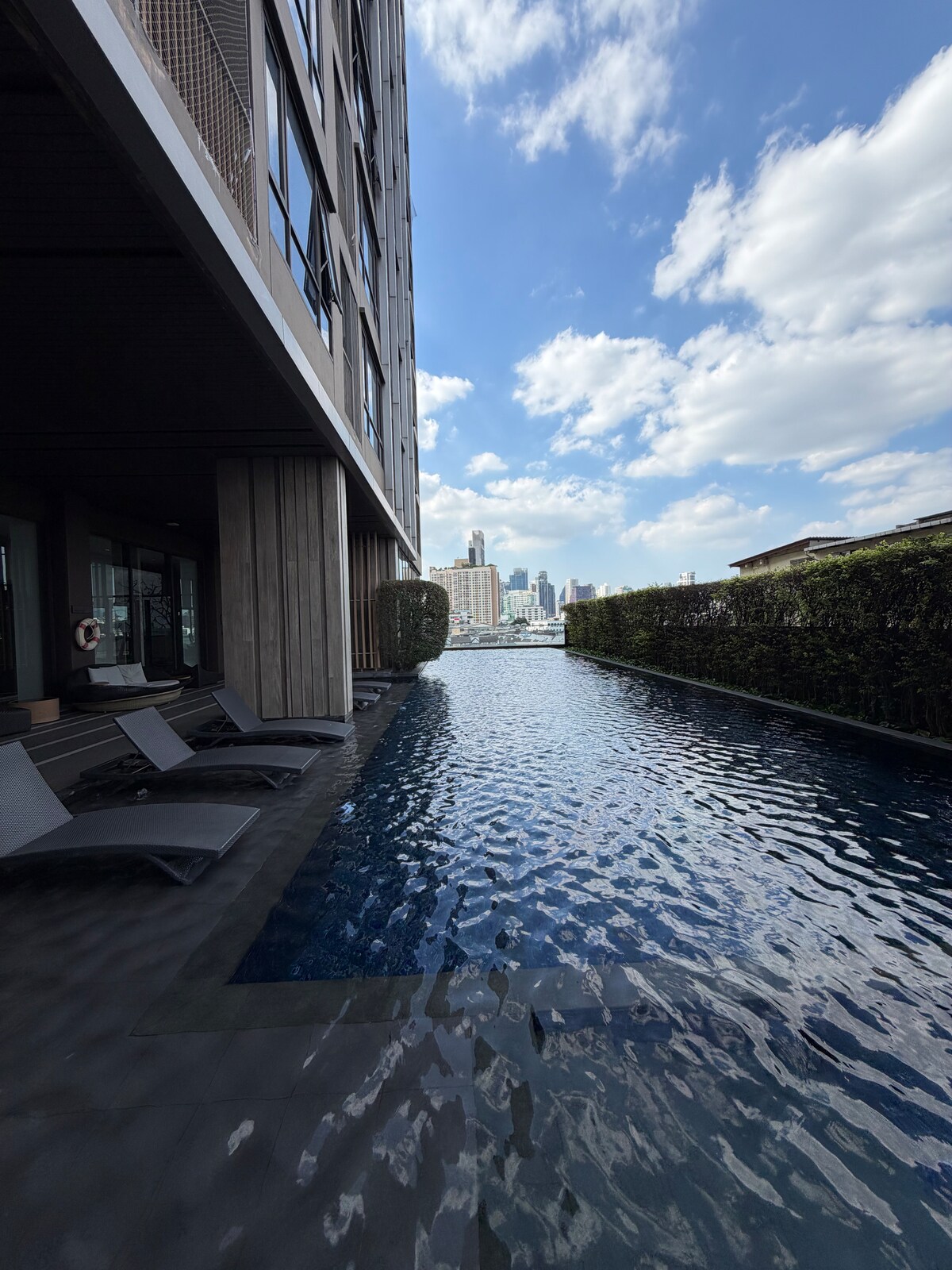 1BR / Luxus auf hoher Etage / Pool / Fitnessraum / BTS 400m / Sukhumvit ...