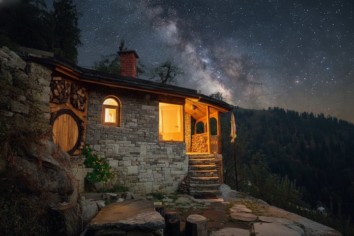 Luxury Hobbit House Hamta | Himalayan Scenic Views - Manali