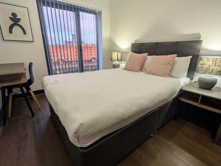 Dockside Flat, Centrally Located With Water Views - Leasowe Castle Hotel