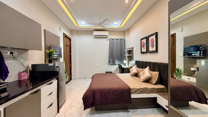 Hostique Nova, 1rk Near Brilliant For Couples - Indore