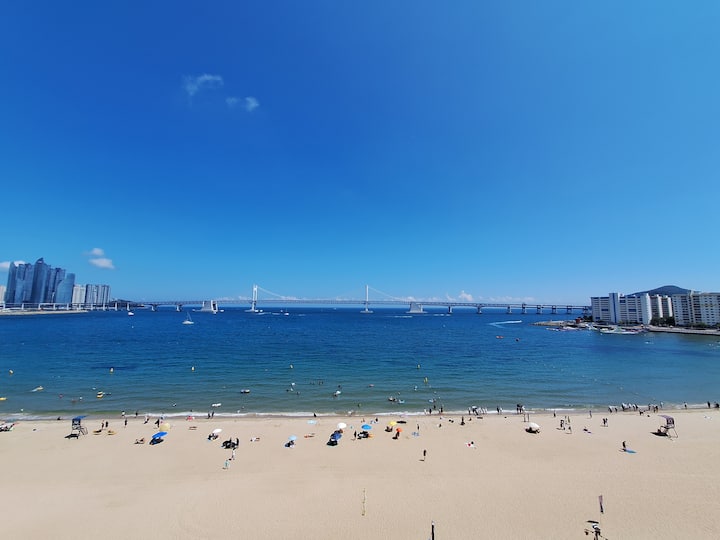 [리뉴얼Open]해변도보3초/2열/넓은평수/광안리정중앙위치/화장실2개/최대7인/극청결 - Busan