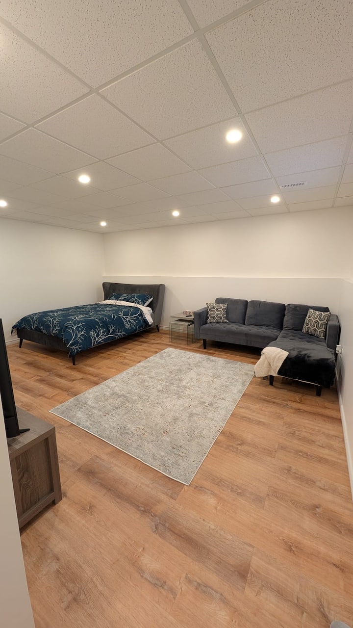 Cozy Renovated Basement - Private Entrance - Lakeshore