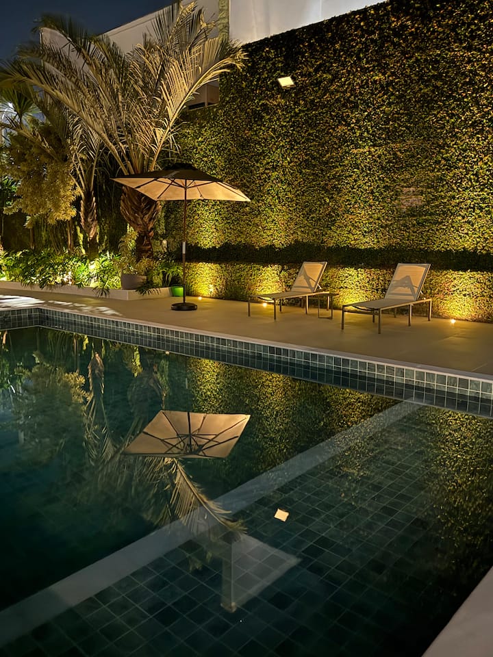 Casa De Luxo Com Piscina • Bairro Nobre - Santos