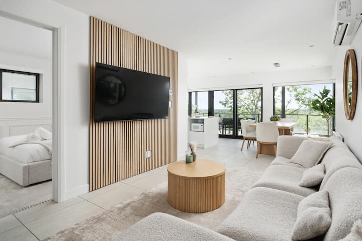 Luxury 2br Waterfront Condo W/ Garage Parking - Place Bell