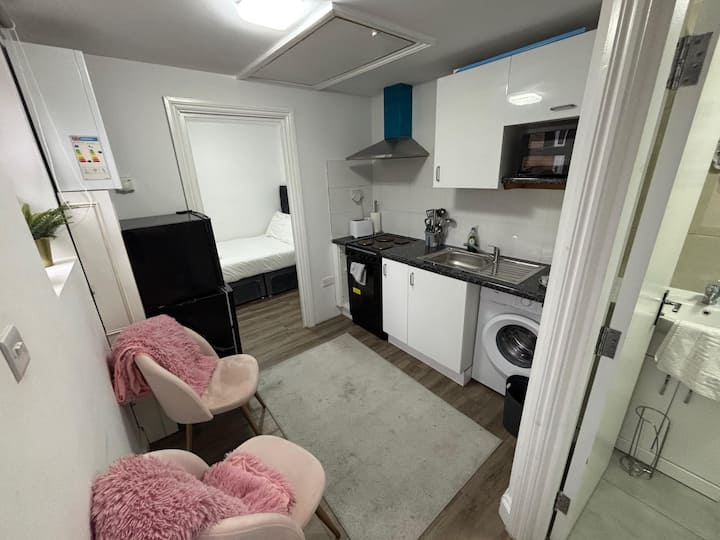 Cosy 2 Bedroom Studio Flat - Basildon