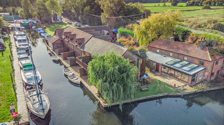 Coot Cottage-riverside Cottage With Swimming Pool - Horning