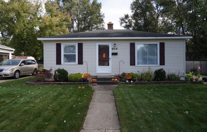 Centrally Located Cozy Room, With Good Amenities. - Wyoming, MI