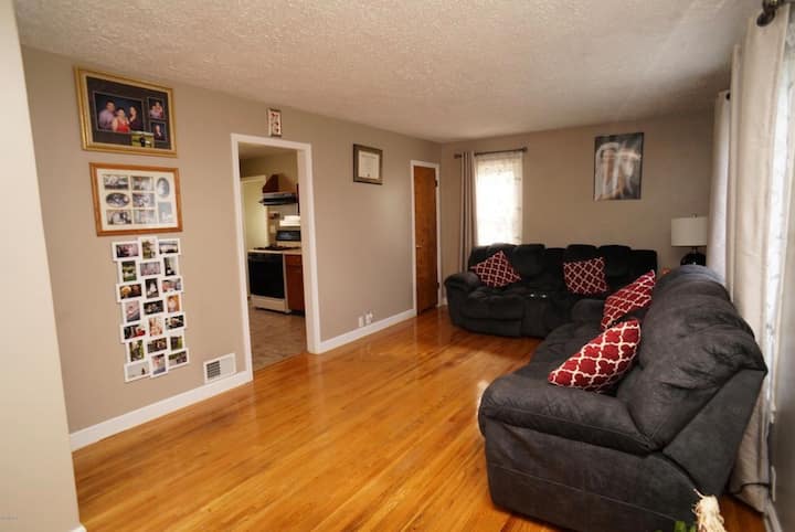 Centrally Located Cozy Room, With Good Amenities. - Grand Rapids, MI