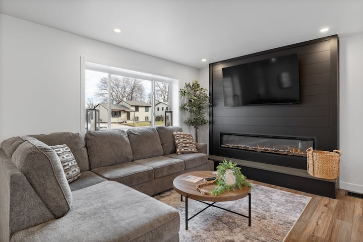 3 Bed,2 Bath Luxury & Private Turf Yard - Rapid City, SD