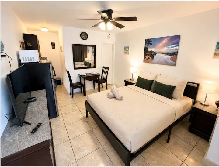 Beachside Studio Steps From The Ocean | Ocean Holl - Hollywood, FL