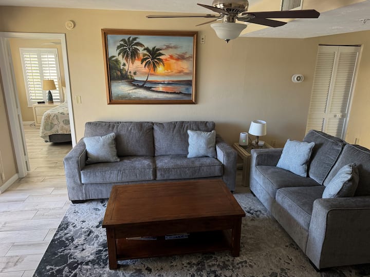 New Listing - Fully Renovated Condo Great Resort ! - Fort Myers Beach, FL