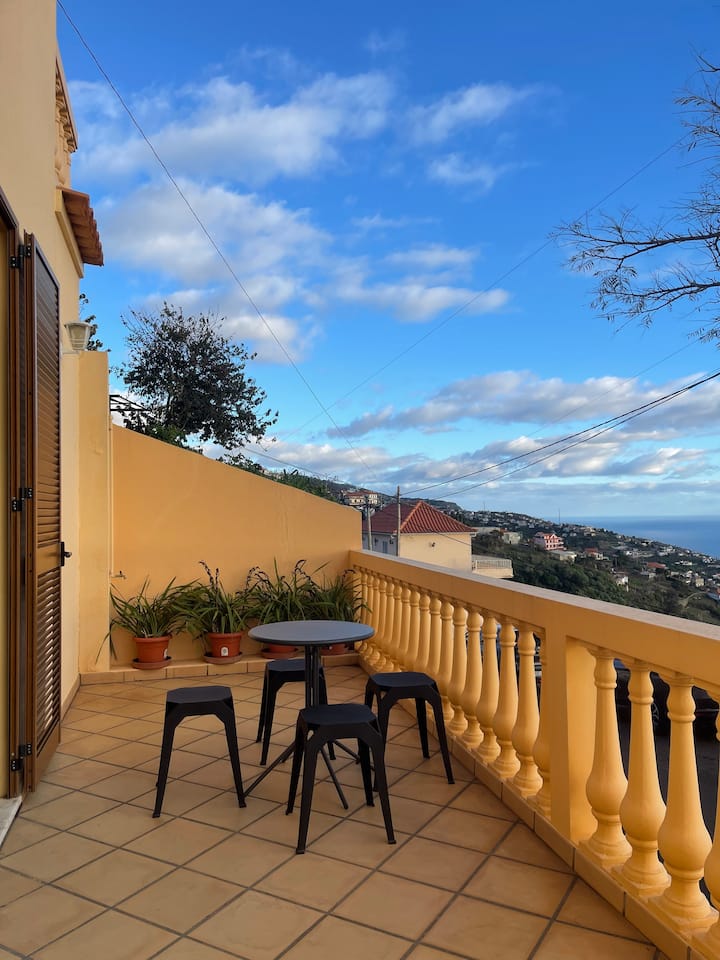 Acolhedor Apto T1 + Vista ÚNica + Varanda - Madeira