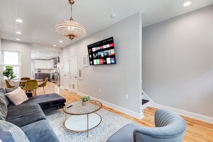 Spacious 3br Fairmount Home W/ Roof Deck & Parking - Philadelphia, PA