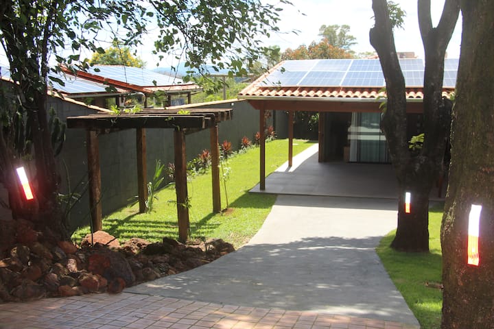 Casa C/ Jardim Privativo Na Pampulha - Próx. Zoo - Contagem